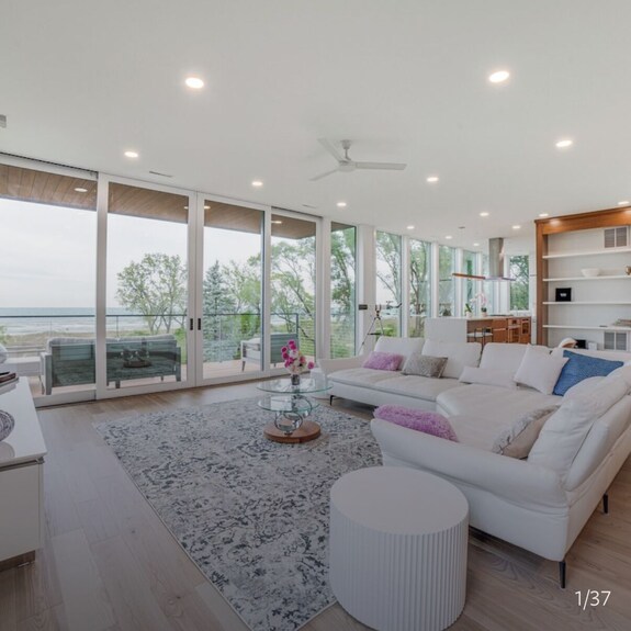 3 Levels Modern House With Amazing View To The Lake From Balconies - Portage, IN