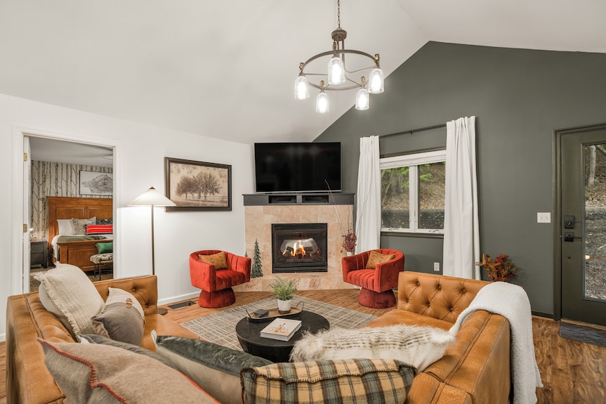 7br Designer Home W/ Hot Tub, Game Room - Massanutten, VA