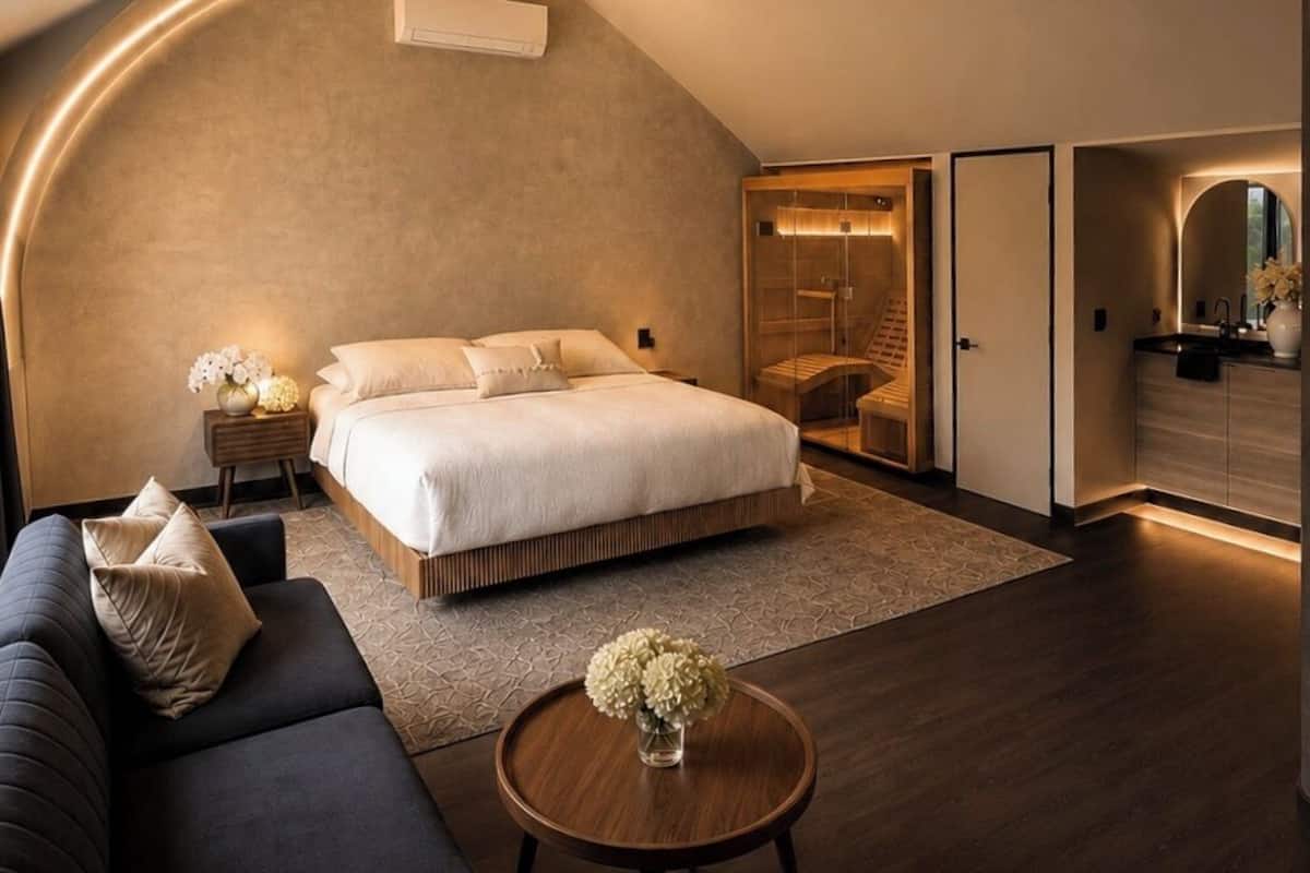 Cabana elite, 1 cama King, sauna seca | Espaço de trabalho para notebook, cortinas blackout, Wi-Fi de cortesia