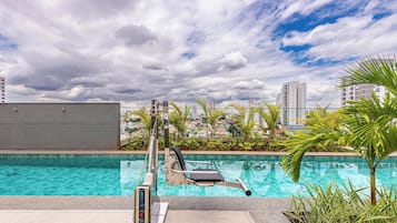 Piscina exterior, espreguiçadeiras