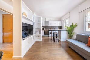 Apartamento superior, 1 quarto | Área de estar | TV