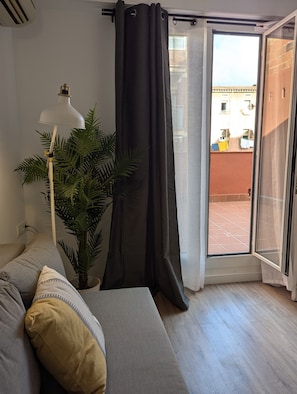 Apartamento superior, 1 quarto | Área de estar | TV