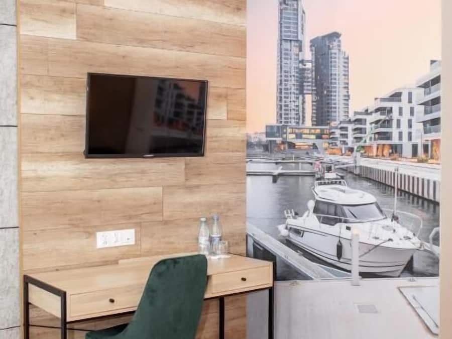 Quarto superior, 1 cama Queen, para não fumantes, vista para a cidade | Camas com colchões de espuma com sistema de memória, escrivaninha