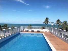 Piscina exterior, espreguiçadeiras 