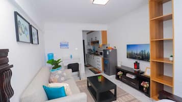 Suite-Estúdio Deluxe, Vista para a cidade | Sala de estar | Smart TV de 24 polegadas com canais digitais