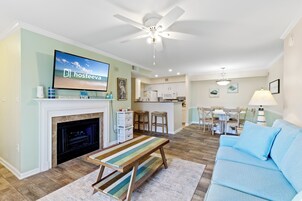 Apartamento Signature em Condomínio Fechado, 2 quartos, varanda, vista para o jardim | Sala | Smart TV de 55 polegadas com canais por cabo, lareira 