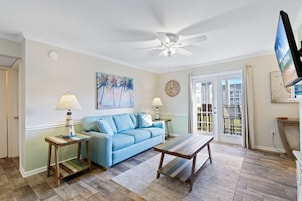 Apartamento Signature em Condomínio Fechado, 2 quartos, varanda, vista para o jardim | Sala | Smart TV de 55 polegadas com canais por cabo, lareira