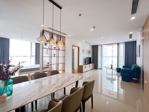 Apartamento superluxo, 2 quartos, vista para a cidade | Área de estar