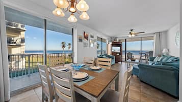 Condo com design assinado, 3 quartos, sacada, vista para a praia | Opções para refeição no quarto