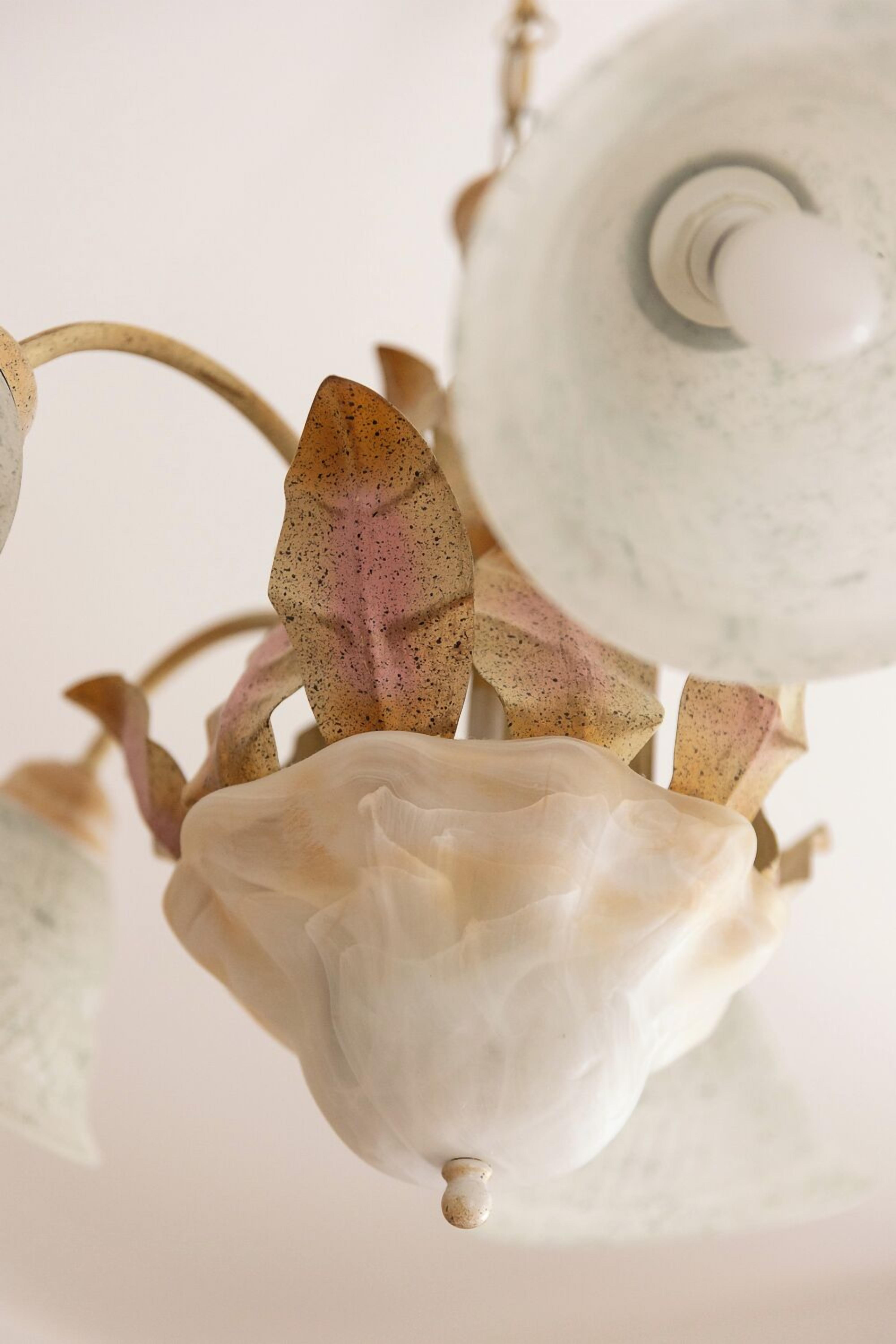 Um candelabro com design floral, lâmpada visível e corrente.