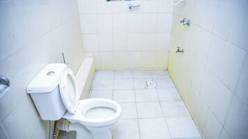 Apartamento Clássico, varanda, Vista para a cidade | Casa de banho | Um polibã, chinelos, toalhas fornecidas, sabão