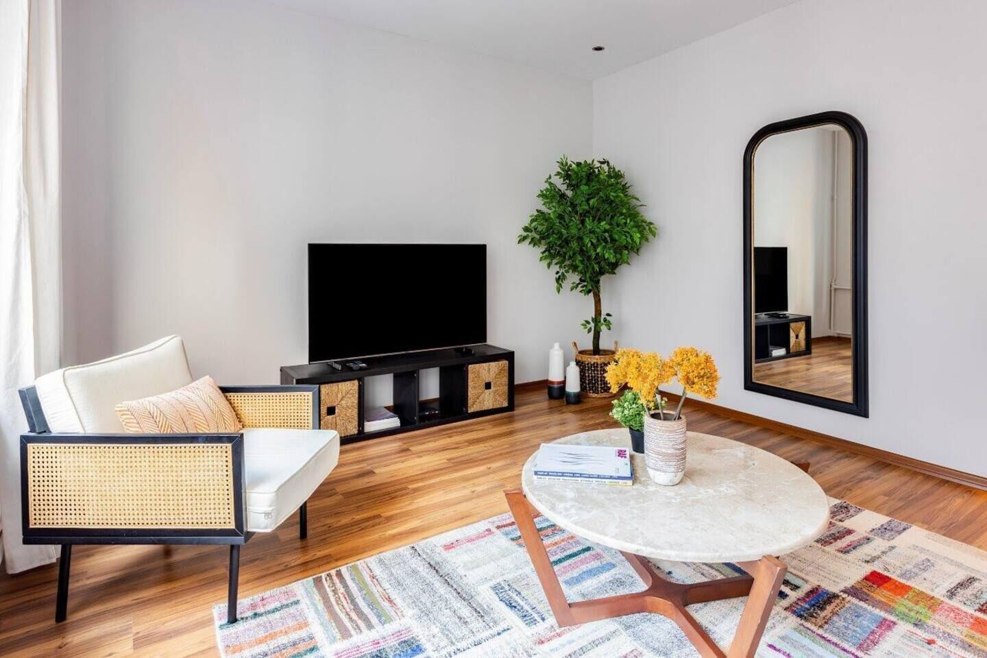 This Apartment Is A 4 Bedroom(s), 2 Bathrooms, Located In şIşli, İstanbul. - Şişli