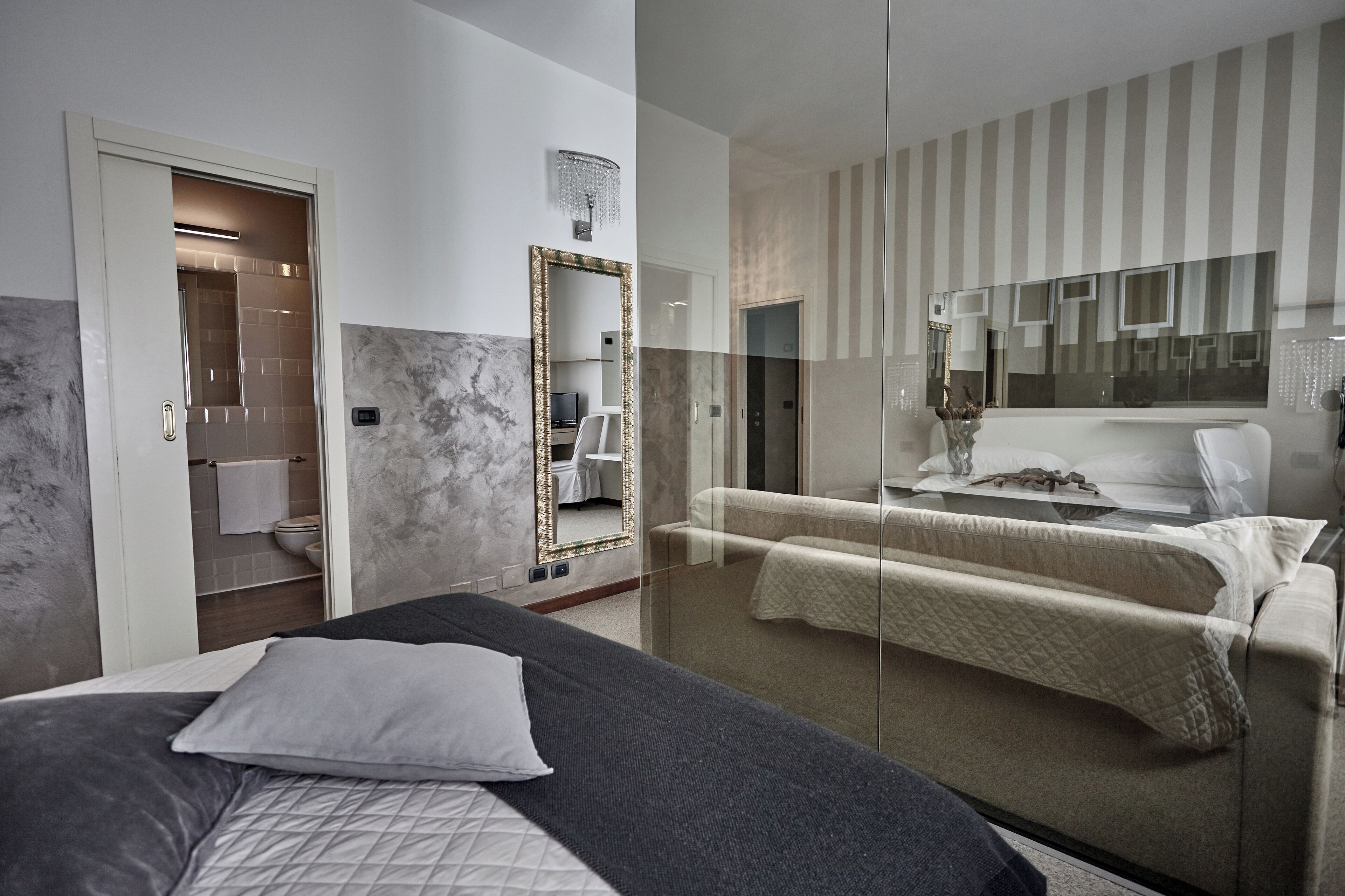 Quarto quádruplo superior | Frigobar, cofres nos quartos, escrivaninha