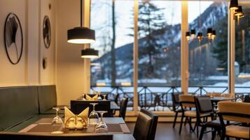 Pequeno-almoço tipo buffet diário (750 INR por pessoa)