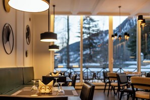 Café da manhã com buffet todos os dias (INR 750 por pessoa)