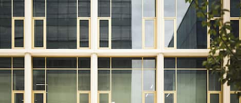 Um edifício moderno com uma placa visível que diz "Falkensteiner Hotel".