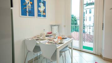 Apartamento, varanda | Cozinha privada | Uma chaleira elétrica