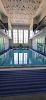Piscina interior, piscina exterior sazonal