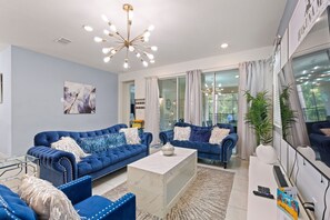 Villa, vários quartos | Sala de estar | Smart TV