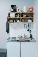 Apartamento básico | Cozinha privada | Geladeira, cooktop, chaleira elétrica