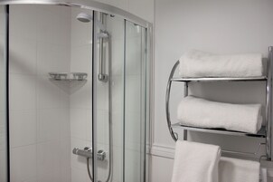 Quarto solteiro econômico | Banheiro