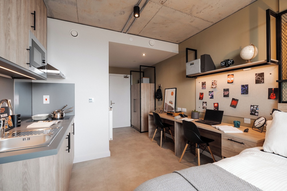 Student Studio Apartment // Spacious and modern // 2 mins to bus stop ...