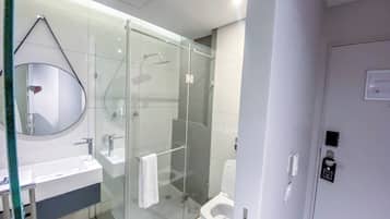 Apartamento | Casa de banho | Um polibã e uma banheira separados, uma banheira de imersão total