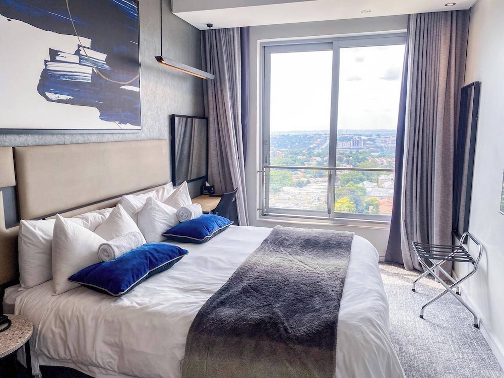 Sandtoncity-apartment-sleeps2-pool-parking - Johannesburg