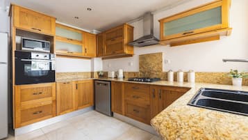 Um frigorífico, um micro-ondas, um forno, uma placa de cozinha