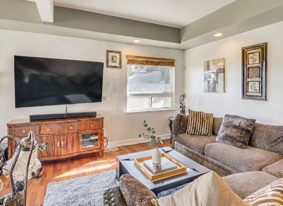 Spacious 3br/2.5ba Home  2800 Sq Ft  Mountain Views & Prime Location. Private. - Agoura Hills, CA