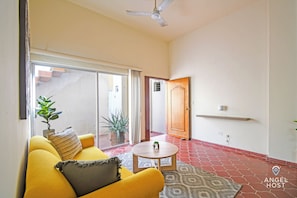 Apartamento, 1 cama queen-size | Sala de estar | Smart TV, serviços de streaming 