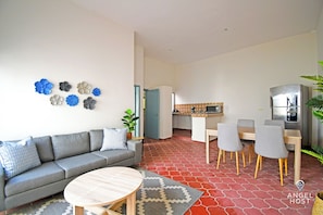 Apartamento, 1 cama king-size | Sala de estar | Smart TV, serviços de streaming 