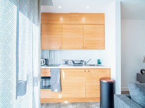 Apartamento | Cozinha privada | Um frigorífico, um micro-ondas, um forno, uma placa de cozinha