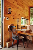 1 quarto, escrivaninha, espaço de trabalho para notebook, roupa de cama