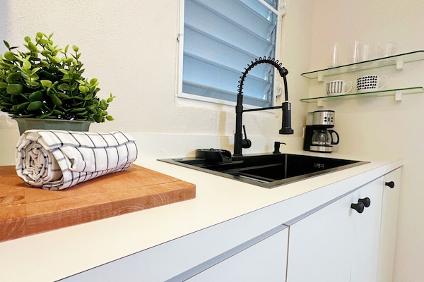 Apartamento Básico, pátio | Kitchenette privada | Uma cafeteira/bule