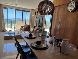 Apartamento superluxo, vista para a praia | Opções para refeição no quarto