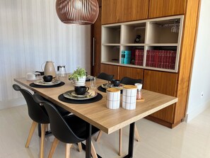 Apartamento superluxo, vista para a praia | Opções para refeição no quarto