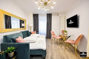 Apartamento de Luxo, Vista para a cidade | Sala de estar | Televisor de ecrã plano de 109 cm com canais digitais, televisor 