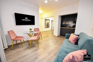 Apartamento de Luxo, Vista para a cidade | Sala de estar | Televisor de ecrã plano de 109 cm com canais digitais, televisor 