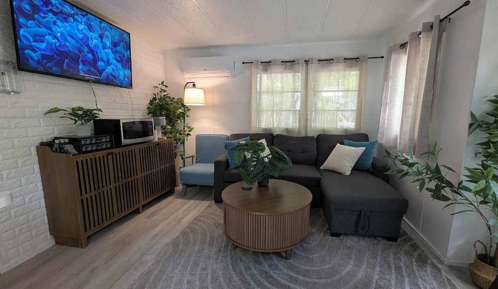 Cozy Tiny Woodland Escape: Hot Tub, Fire Pit, Lakes - Poconos, PA