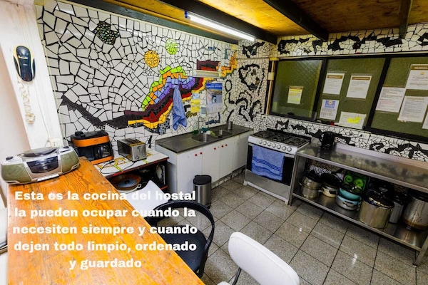 Um frigorífico no espaço comum, um micro-ondas, um forno