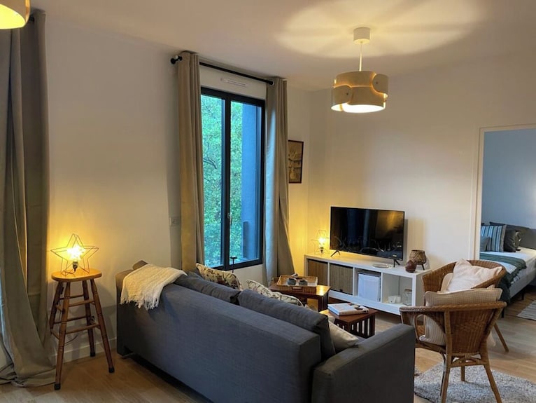 Richard Lenoir Face Au Metro, 2eme Etage, Ascenseur, A/c, Magnifique. - Bobigny