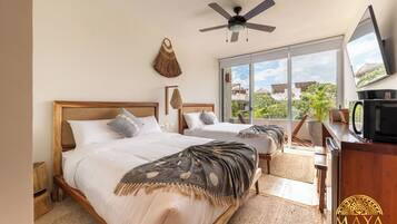 1 quarto, cofres nos quartos, cortinas blackout