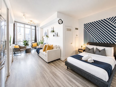 Polaris Suites-Fort York