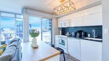 Suite Premium, 1 quarto, varanda, Vista para a cidade | Cozinha privada | Um frigorífico, um micro-ondas, um forno, uma placa de cozinha
