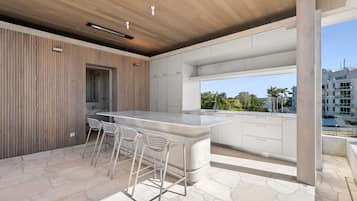 Vila superluxo | Cozinha privada | Geladeira grande, micro-ondas, fogão, cooktop