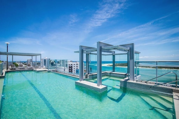 Piscina externa, piscina aquecida, funciona das 6h às 10h, guarda-sóis