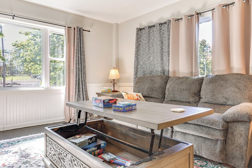 Large Yard & Fire Pit: Pet-friendly Ravenna Home! - Aurora, OH