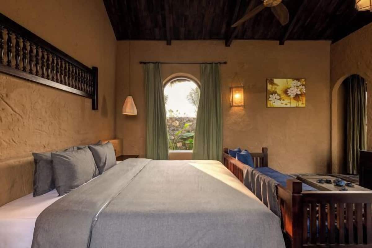 Roupas de cama premium, frigobar, escrivaninha, quartos à prova de som