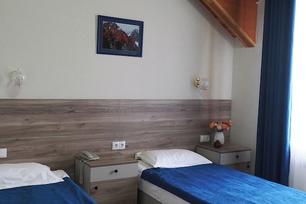 Quarto Duplo ou Twin Básico, Vista para a cidade | Secretária, secretária adequada para computadores portáteis